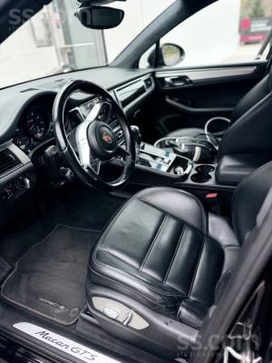 Black Porsche Macan 2018 in Riga, with an engine capacity of 3.00 L and mileage of 112 thousand km for 40400 €, photo 10 on AUTOMOTO.COM.LV