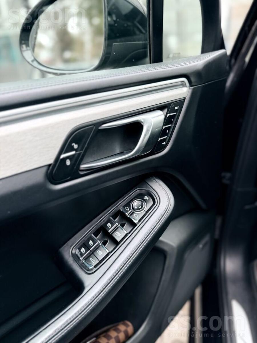Black Porsche Macan 2018 in Riga, with an engine capacity of 3.00 L and mileage of 112 thousand km for 40400 €, photo 13 on AUTOMOTO.COM.LV