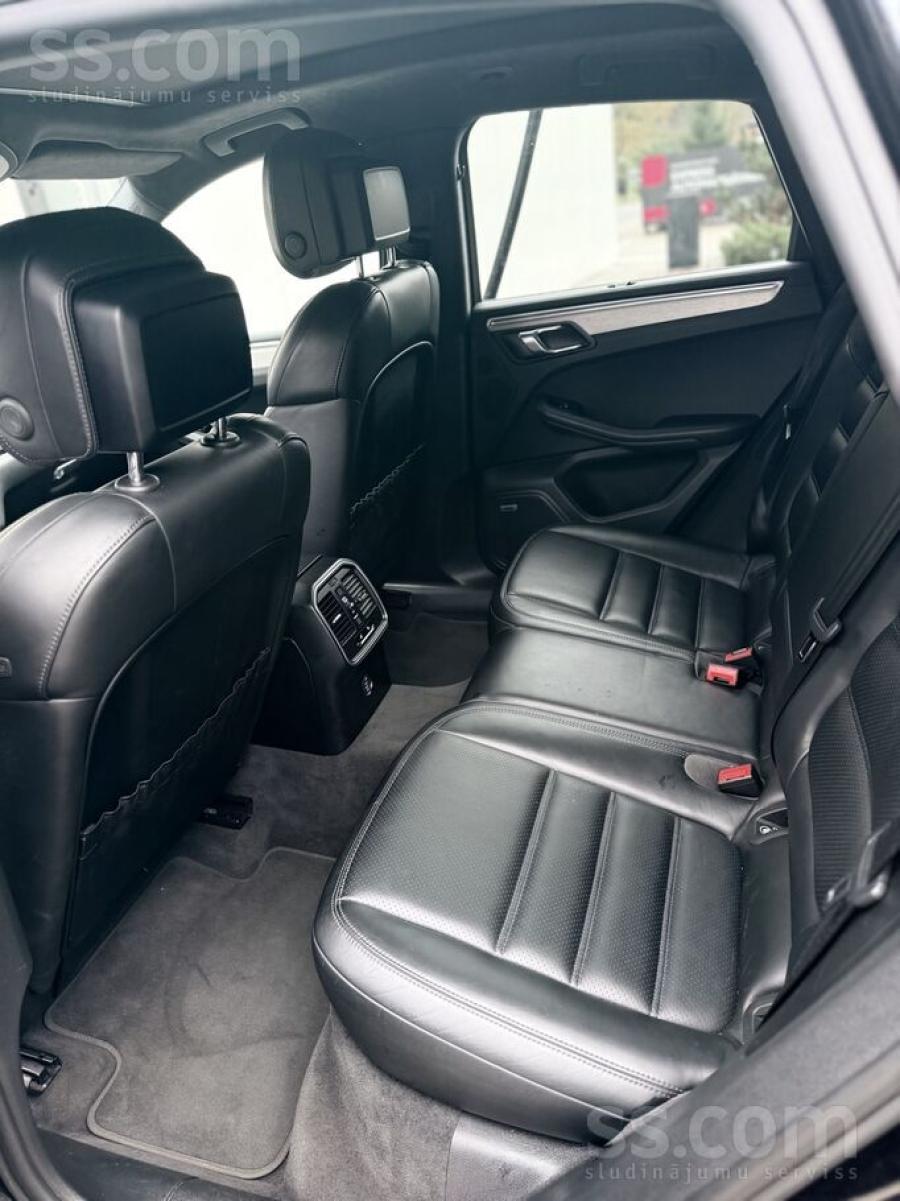 Black Porsche Macan 2018 in Riga, with an engine capacity of 3.00 L and mileage of 112 thousand km for 40400 €, photo 14 on AUTOMOTO.COM.LV