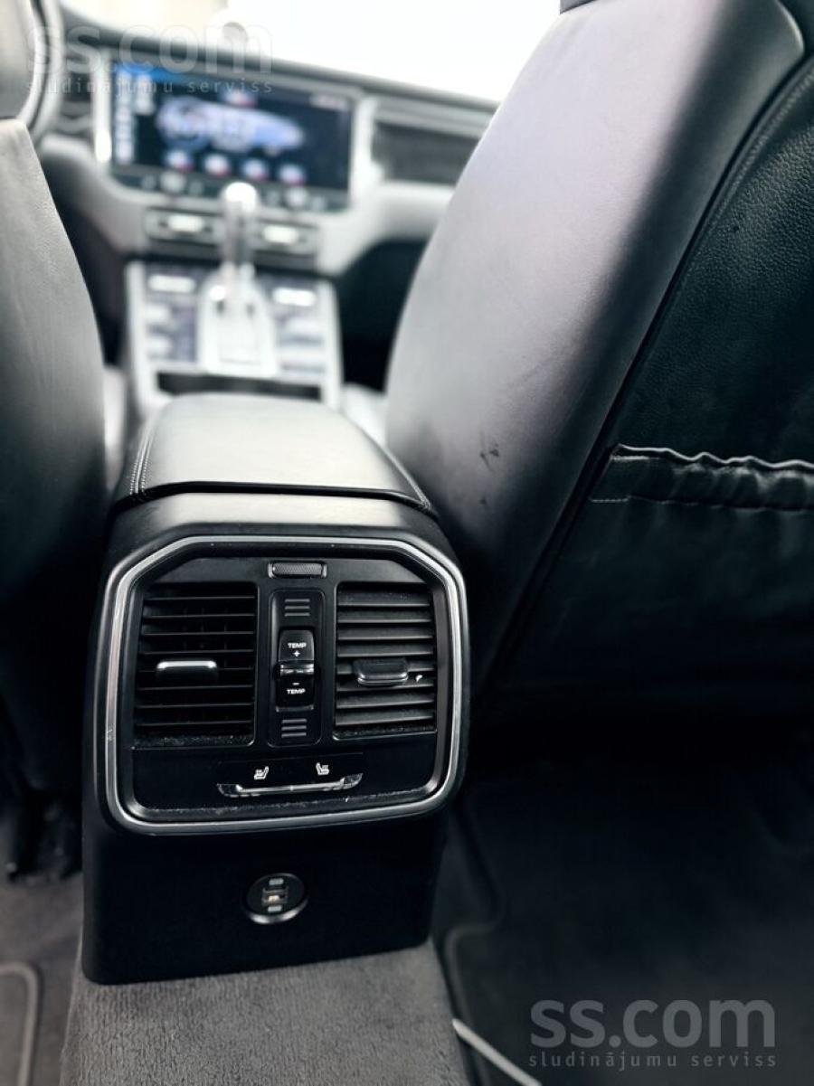 Black Porsche Macan 2018 in Riga, with an engine capacity of 3.00 L and mileage of 112 thousand km for 40400 €, photo 15 on AUTOMOTO.COM.LV