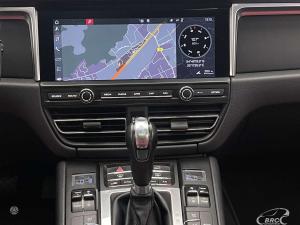 Black Porsche Macan 2019 in Vilnius, with an engine capacity of 1.98 L and mileage of 118 thousand km for 32900 €, photo 19 on AUTOMOTO.COM.LV