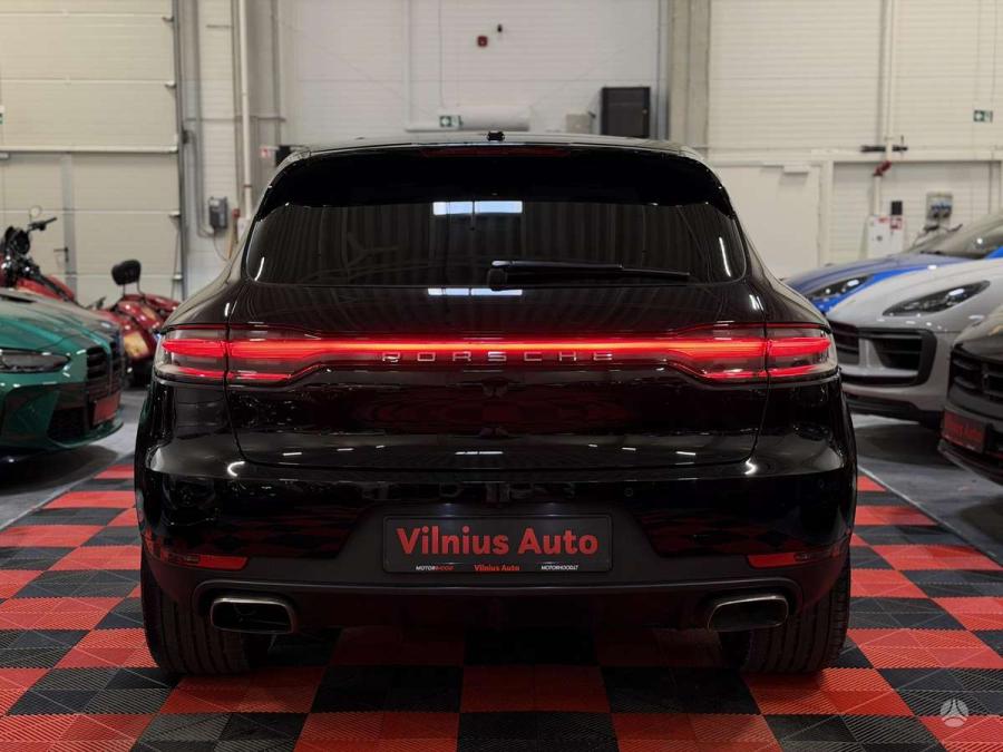 Black Porsche Macan 2019 in Vilnius, with an engine capacity of 1.98 L and mileage of 154 thousand km for 34990 €, photo 6 on AUTOMOTO.COM.LV