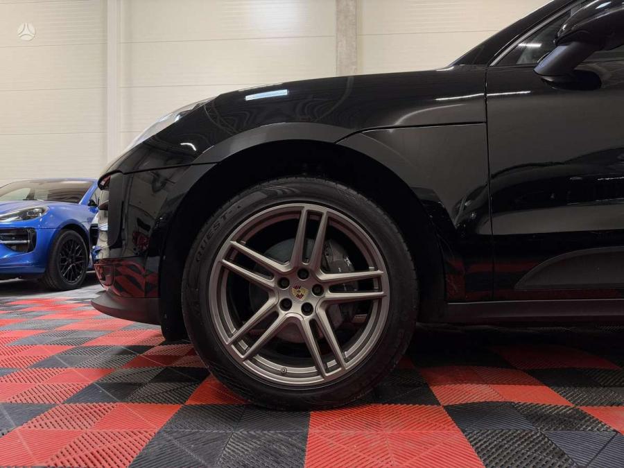 Black Porsche Macan 2019 in Vilnius, with an engine capacity of 1.98 L and mileage of 154 thousand km for 34990 €, photo 11 on AUTOMOTO.COM.LV
