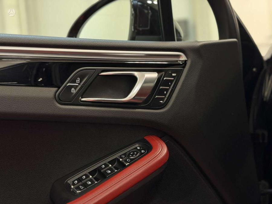 Black Porsche Macan 2019 in Vilnius, with an engine capacity of 1.98 L and mileage of 154 thousand km for 34990 €, photo 16 on AUTOMOTO.COM.LV