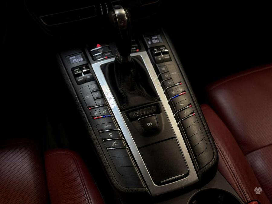 Black Porsche Macan 2019 in Vilnius, with an engine capacity of 1.98 L and mileage of 154 thousand km for 34990 €, photo 24 on AUTOMOTO.COM.LV