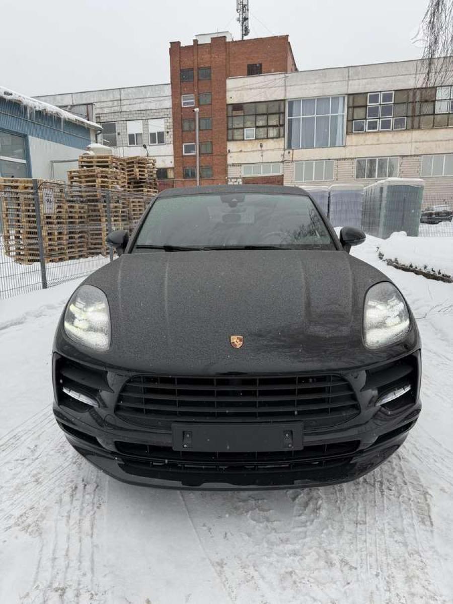 Black Porsche Macan 2020 in Kaunas, with an engine capacity of 1.98 L and mileage of 45 thousand km for 41500 €, photo 1 on AUTOMOTO.COM.LV
