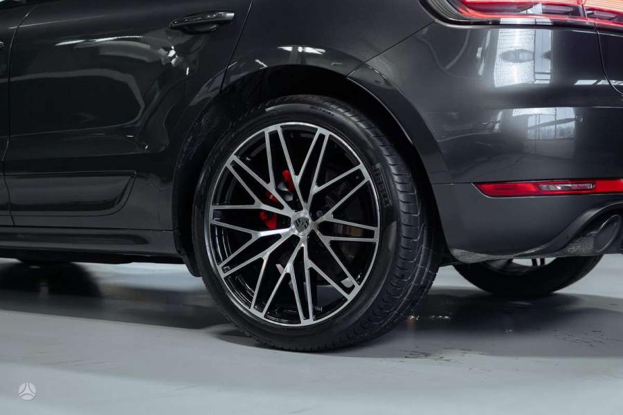 Black Porsche Macan 2020 in Vilnius, with an engine capacity of 2.89 L and mileage of 55 thousand km for 49999 €, photo 16 on AUTOMOTO.COM.LV
