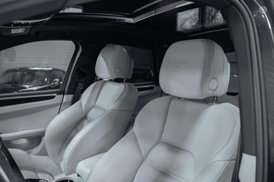 Black Porsche Macan 2020 in Vilnius, with an engine capacity of 2.89 L and mileage of 55 thousand km for 49999 €, photo 22 on AUTOMOTO.COM.LV