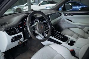 Black Porsche Macan 2020 in Vilnius, with an engine capacity of 2.89 L and mileage of 55 thousand km for 49999 €, photo 24 on AUTOMOTO.COM.LV