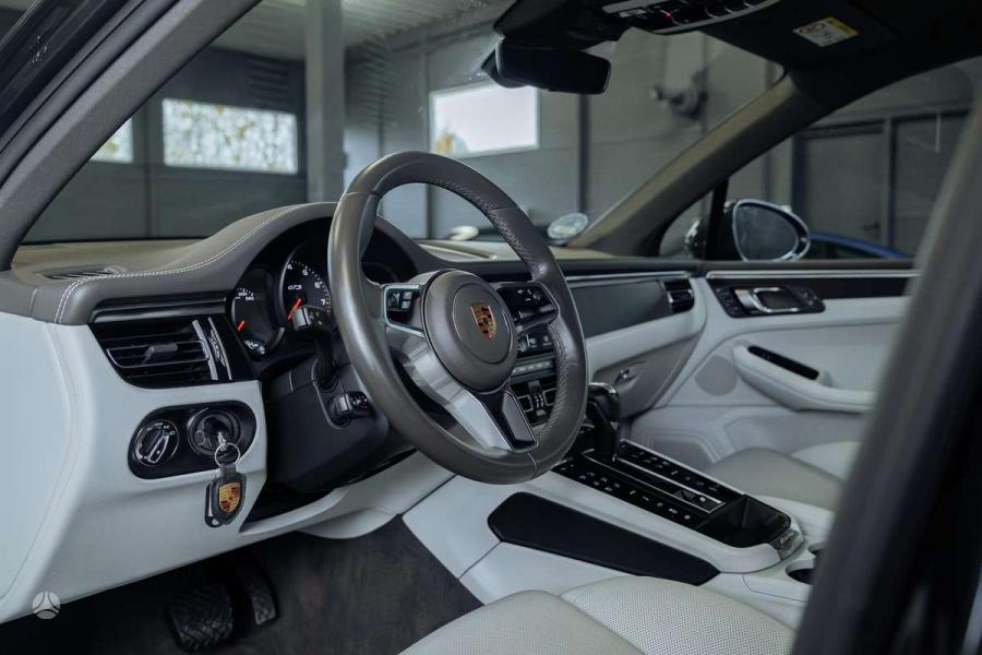 Black Porsche Macan 2020 in Vilnius, with an engine capacity of 2.89 L and mileage of 55 thousand km for 49999 €, photo 25 on AUTOMOTO.COM.LV