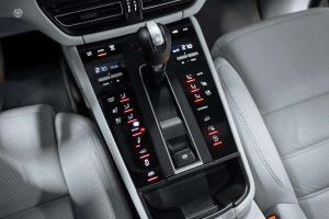 Black Porsche Macan 2020 in Vilnius, with an engine capacity of 2.89 L and mileage of 55 thousand km for 49999 €, photo 37 on AUTOMOTO.COM.LV