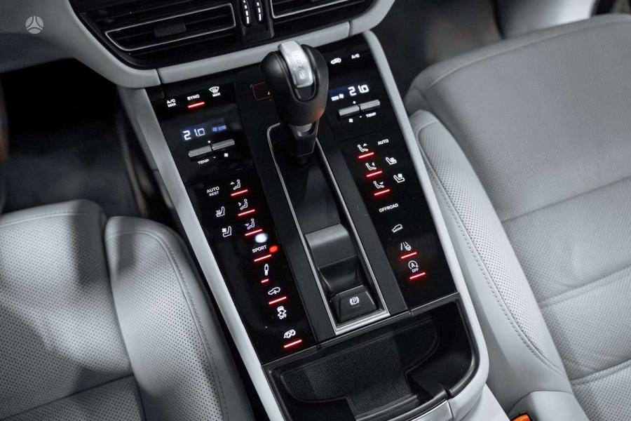 Black Porsche Macan 2020 in Vilnius, with an engine capacity of 2.89 L and mileage of 55 thousand km for 49999 €, photo 37 on AUTOMOTO.COM.LV
