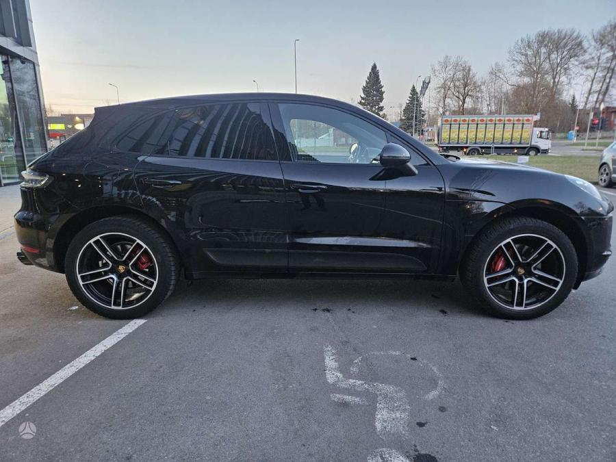Black Porsche Macan 2021 in Kaunas, with an engine capacity of 2.00 L and mileage of 46 thousand km for 35500 €, photo 6 on AUTOMOTO.COM.LV