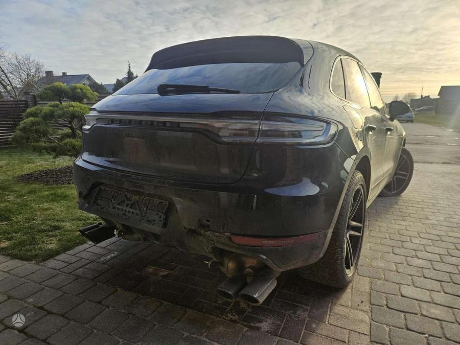 Black Porsche Macan 2021 in Kaunas, with an engine capacity of 2.00 L and mileage of 46 thousand km for 35500 €, photo 16 on AUTOMOTO.COM.LV