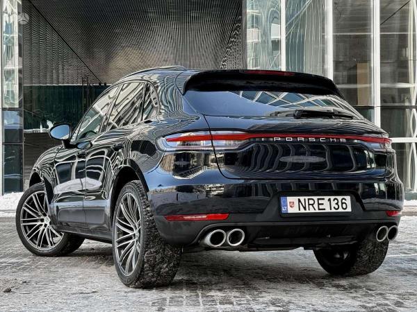 Black Porsche Macan 2021 in Vilnius, with an engine capacity of 3.00 L and mileage of 70 thousand km for 48990 €, photo 3 on AUTOMOTO.COM.LV