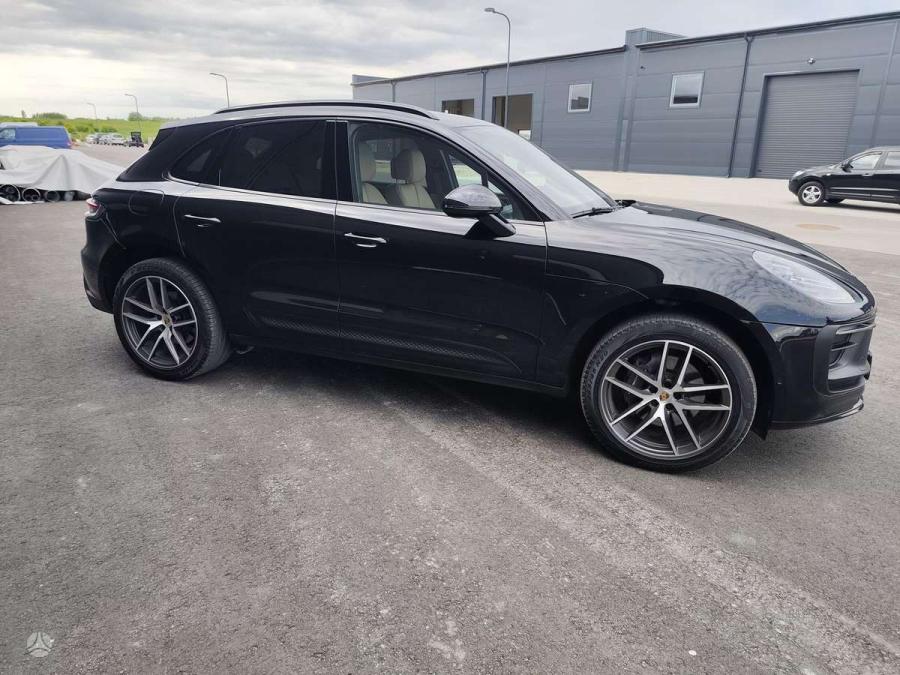 Black Porsche Macan 2023 in Klaipeda, with an engine capacity of 1.98 L and mileage of 46 thousand km for 36100 €, photo 9 on AUTOMOTO.COM.LV