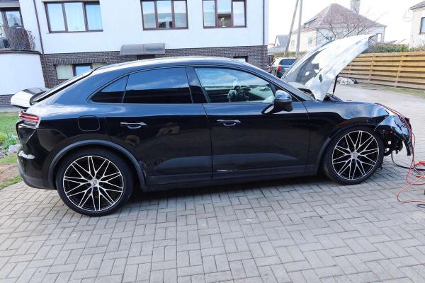 Melns Porsche Macan 2024 Kauņa, ar dzinēja tilpumu 0.00 L un nobraukumu 6 tūkst. km par 38500 €, foto 1 vietnē AUTOMOTO.COM.LV