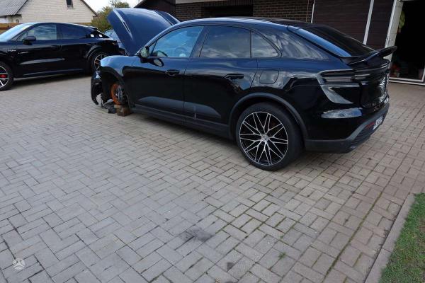 Melns Porsche Macan 2024 Kauņa, ar dzinēja tilpumu 0.00 L un nobraukumu 6 tūkst. km par 38500 €, foto 2 vietnē AUTOMOTO.COM.LV