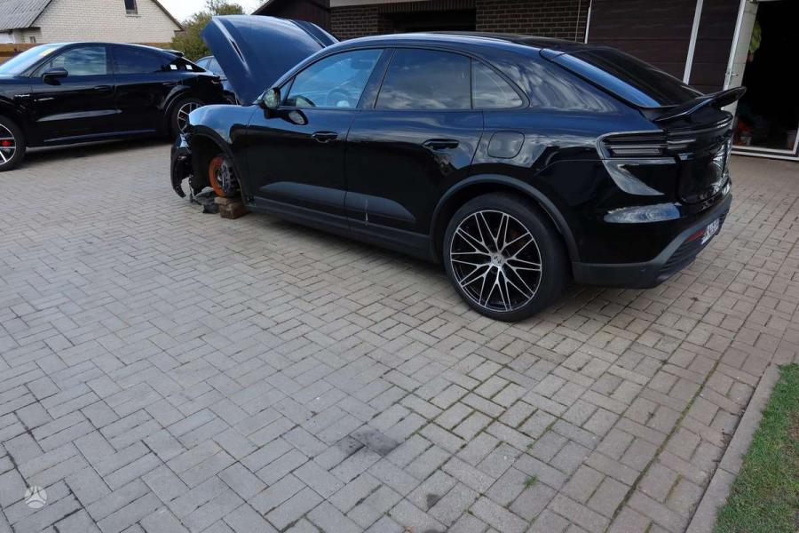 Black Porsche Macan 2024 in Kaunas, with an engine capacity of 0.00 L and mileage of 6 thousand km for 38500 €, photo 3 on AUTOMOTO.COM.LV