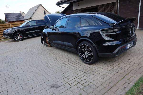 Melns Porsche Macan 2024 Kauņa, ar dzinēja tilpumu 0.00 L un nobraukumu 6 tūkst. km par 38500 €, foto 5 vietnē AUTOMOTO.COM.LV