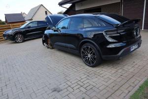Black Porsche Macan 2024 in Kaunas, with an engine capacity of 0.00 L and mileage of 6 thousand km for 38500 €, photo 6 on AUTOMOTO.COM.LV