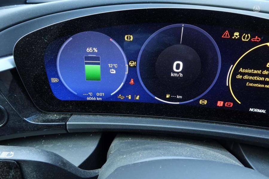Black Porsche Macan 2024 in Kaunas, with an engine capacity of 0.00 L and mileage of 6 thousand km for 38500 €, photo 9 on AUTOMOTO.COM.LV