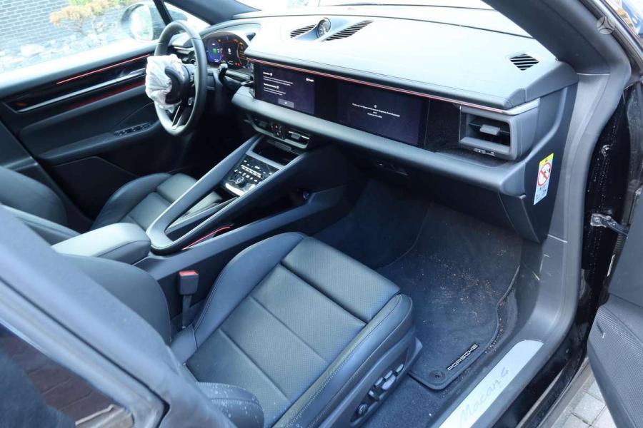 Black Porsche Macan 2024 in Kaunas, with an engine capacity of 0.00 L and mileage of 6 thousand km for 38500 €, photo 12 on AUTOMOTO.COM.LV