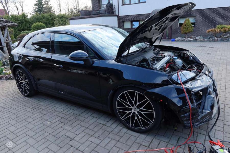 Black Porsche Macan 2024 in Kaunas, with an engine capacity of 0.00 L and mileage of 6 thousand km for 38500 €, photo 14 on AUTOMOTO.COM.LV