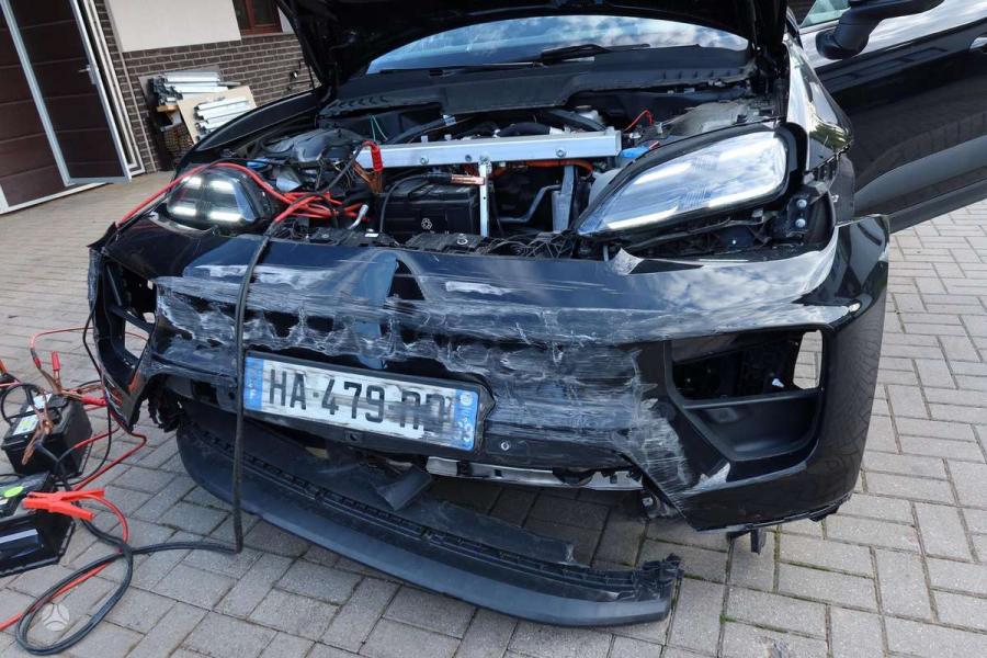 Black Porsche Macan 2024 in Kaunas, with an engine capacity of 0.00 L and mileage of 6 thousand km for 38500 €, photo 16 on AUTOMOTO.COM.LV