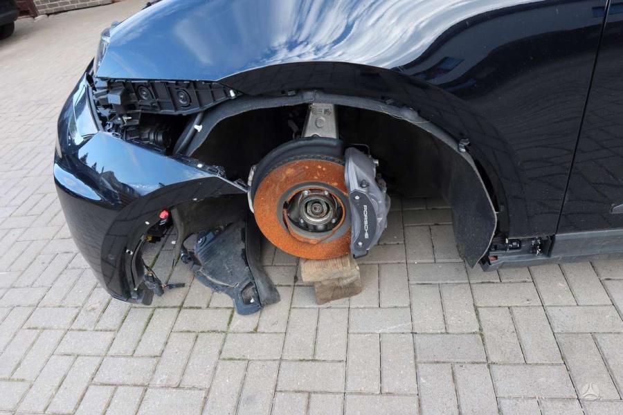 Black Porsche Macan 2024 in Kaunas, with an engine capacity of 0.00 L and mileage of 6 thousand km for 38500 €, photo 20 on AUTOMOTO.COM.LV