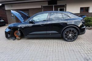 Black Porsche Macan 2024 in Kaunas, with an engine capacity of 0.00 L and mileage of 6 thousand km for 38500 €, photo 22 on AUTOMOTO.COM.LV