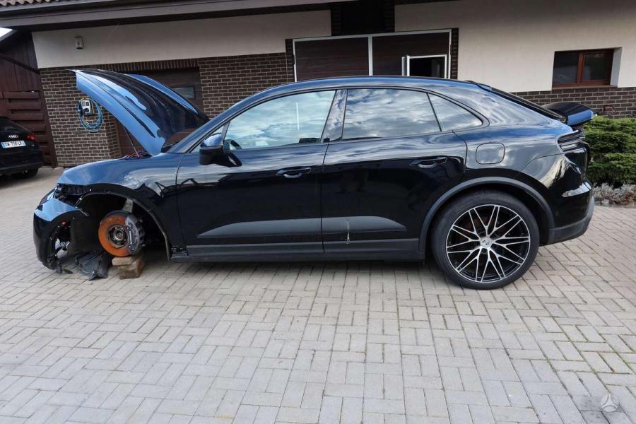 Black Porsche Macan 2024 in Kaunas, with an engine capacity of 0.00 L and mileage of 6 thousand km for 38500 €, photo 22 on AUTOMOTO.COM.LV