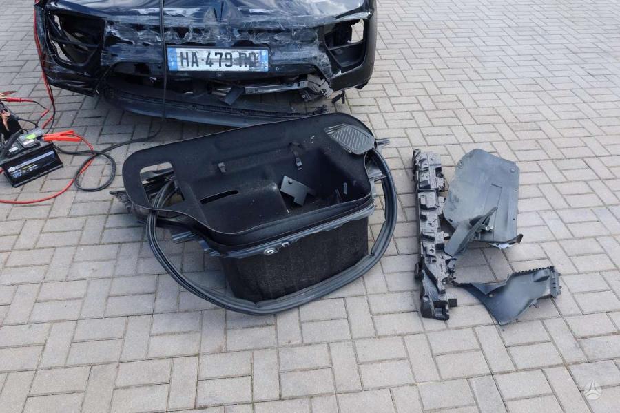 Black Porsche Macan 2024 in Kaunas, with an engine capacity of 0.00 L and mileage of 6 thousand km for 38500 €, photo 25 on AUTOMOTO.COM.LV