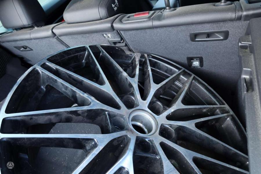 Black Porsche Macan 2024 in Kaunas, with an engine capacity of 0.00 L and mileage of 6 thousand km for 38500 €, photo 26 on AUTOMOTO.COM.LV