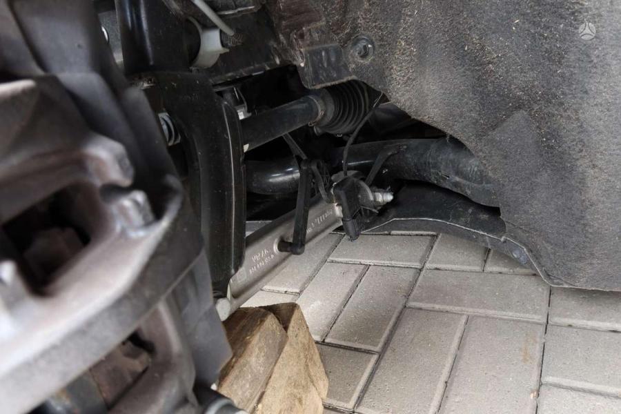 Black Porsche Macan 2024 in Kaunas, with an engine capacity of 0.00 L and mileage of 6 thousand km for 38500 €, photo 29 on AUTOMOTO.COM.LV