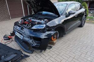 Black Porsche Macan 2024 in Kaunas, with an engine capacity of 0.00 L and mileage of 6 thousand km for 38500 €, photo 30 on AUTOMOTO.COM.LV