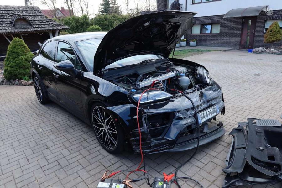 Black Porsche Macan 2024 in Kaunas, with an engine capacity of 0.00 L and mileage of 6 thousand km for 38500 €, photo 31 on AUTOMOTO.COM.LV