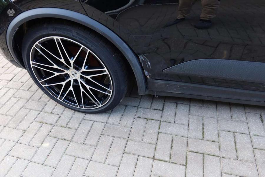Black Porsche Macan 2024 in Kaunas, with an engine capacity of 0.00 L and mileage of 6 thousand km for 38500 €, photo 33 on AUTOMOTO.COM.LV