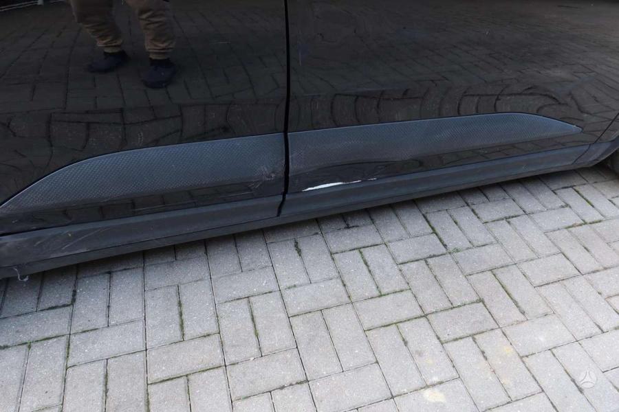Black Porsche Macan 2024 in Kaunas, with an engine capacity of 0.00 L and mileage of 6 thousand km for 38500 €, photo 34 on AUTOMOTO.COM.LV