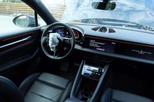 Black Porsche Macan 2024 in Kaunas, with an engine capacity of 0.00 L and mileage of 6 thousand km for 38500 €, photo 37 on AUTOMOTO.COM.LV