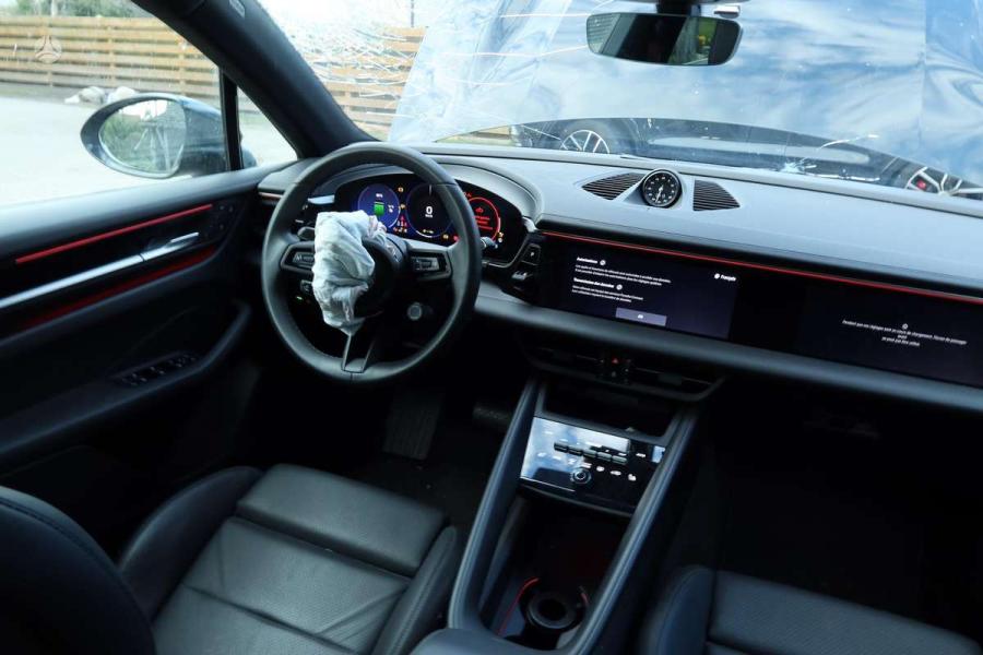 Black Porsche Macan 2024 in Kaunas, with an engine capacity of 0.00 L and mileage of 6 thousand km for 38500 €, photo 37 on AUTOMOTO.COM.LV