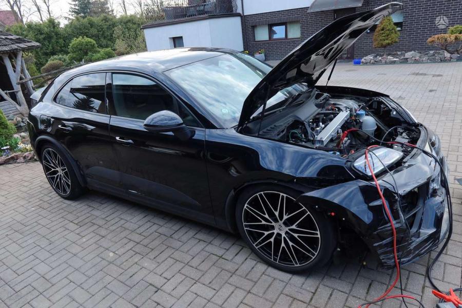 Black Porsche Macan 2024 in Kaunas, with an engine capacity of 0.00 L and mileage of 6 thousand km for 38500 €, photo 40 on AUTOMOTO.COM.LV