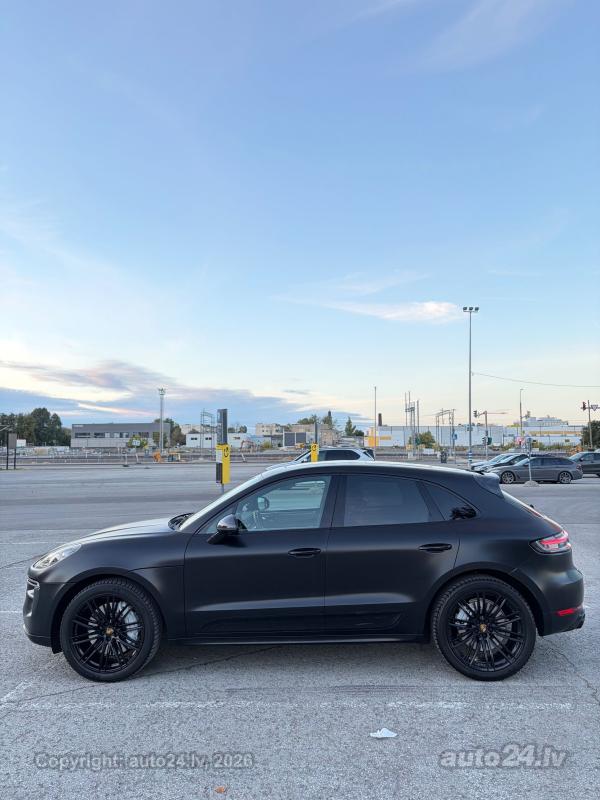 Porsche Macan 2020 in Tallinn on AUTOMOTO.COM.LV Black Porsche Macan 2020 in Tallinn, with an engine capacity of 2.90 L and mileage of 63 thousand km for 60500 €, photo 9 on AUTOMOTO.COM.LV