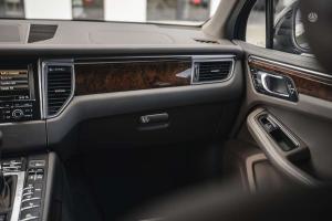 Zils Porsche Macan 2015 Viļņa, ar dzinēja tilpumu 2.97 L un nobraukumu 333 tūkst. km par 18900 €, foto 22 vietnē AUTOMOTO.COM.LV