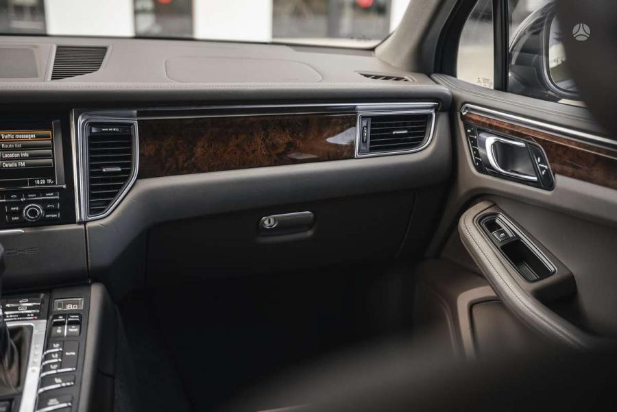 Zils Porsche Macan 2015 Viļņa, ar dzinēja tilpumu 2.97 L un nobraukumu 333 tūkst. km par 18900 €, foto 22 vietnē AUTOMOTO.COM.LV