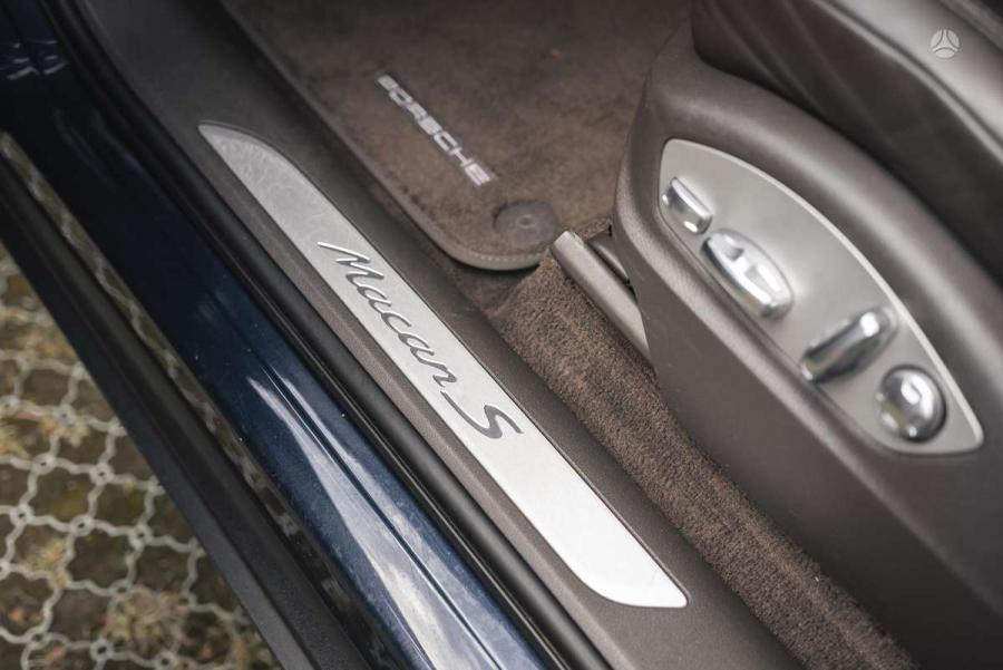 Zils Porsche Macan 2015 Viļņa, ar dzinēja tilpumu 2.97 L un nobraukumu 333 tūkst. km par 18900 €, foto 26 vietnē AUTOMOTO.COM.LV