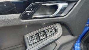 Blue Porsche Macan 2017 in Vilnius, with an engine capacity of 1.98 L and mileage of 150 thousand km for 20990 €, photo 15 on AUTOMOTO.COM.LV