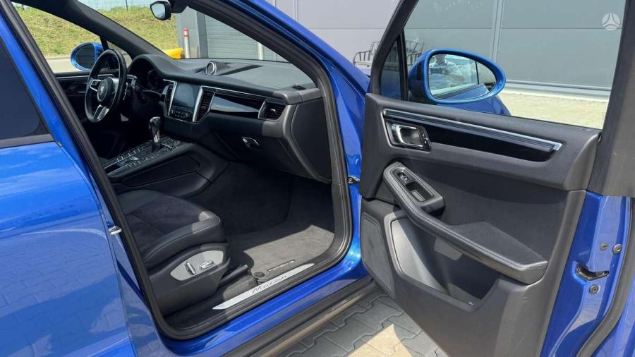 Blue Porsche Macan 2017 in Vilnius, with an engine capacity of 1.98 L and mileage of 150 thousand km for 20990 €, photo 19 on AUTOMOTO.COM.LV