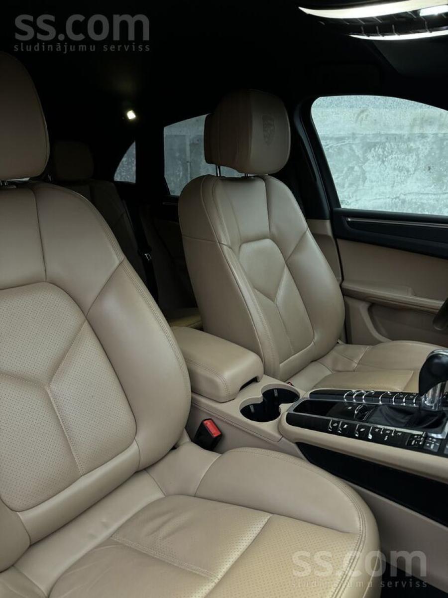 Blue Porsche Macan 2020 in Riga, with an engine capacity of 2.00 L and mileage of 83 thousand km for 37990 €, photo 7 on AUTOMOTO.COM.LV