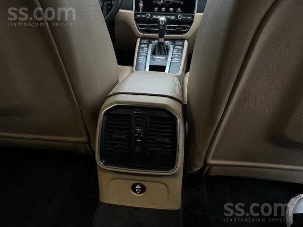 Blue Porsche Macan 2020 in Riga, with an engine capacity of 2.00 L and mileage of 83 thousand km for 37990 €, photo 8 on AUTOMOTO.COM.LV
